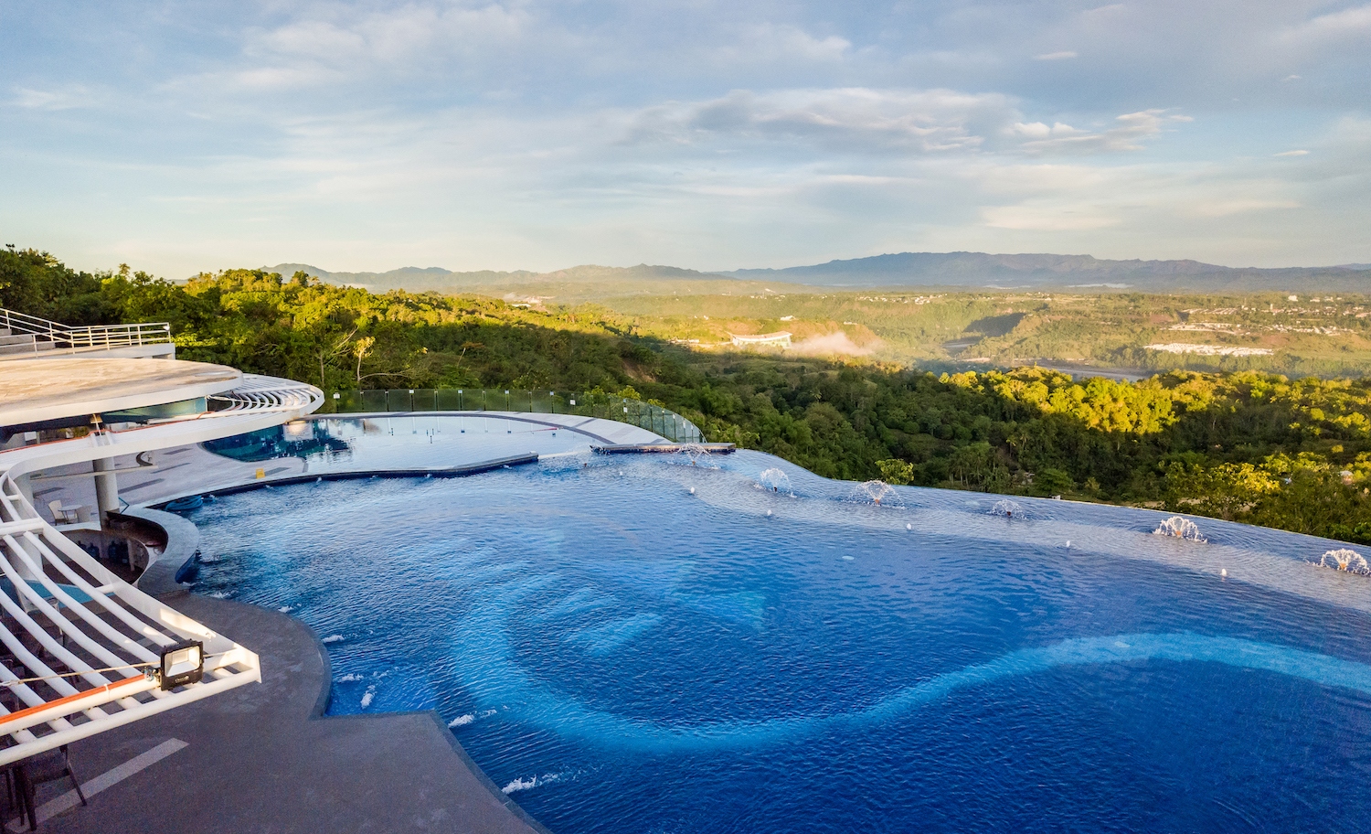 Amaya View in CDO: Infinity Pool, Hobbit Houses, Paragliding + more!