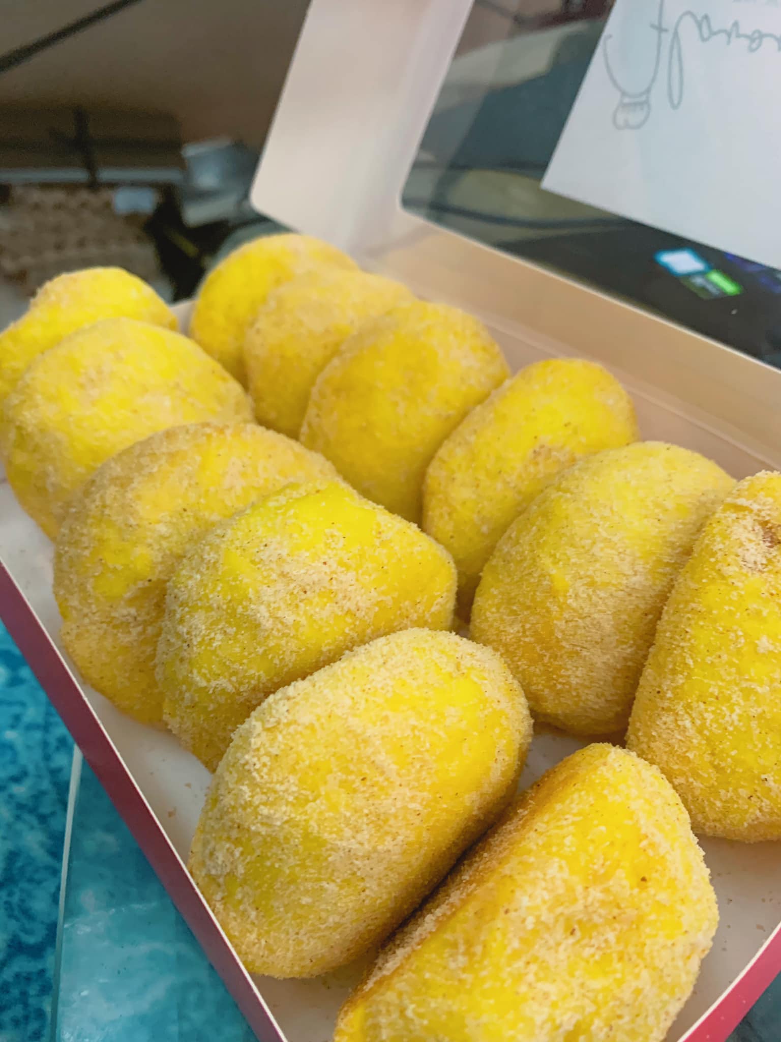 Flavored, colorful pandesals trend online