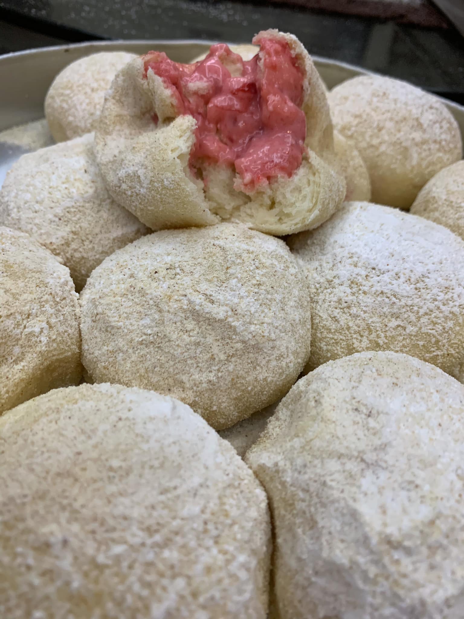 Flavored, colorful pandesals trend online