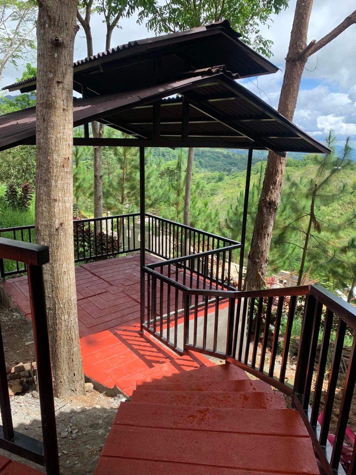 Enjoy a warm Jacuzzi at the cool and foggy 'Pinewoods Cabin' in Buda