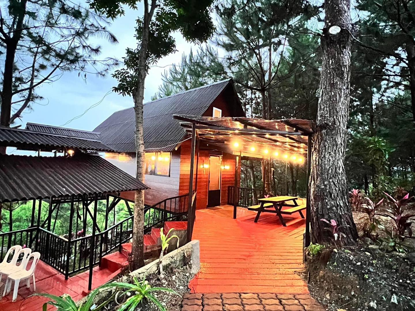 Enjoy a warm Jacuzzi at the cool and foggy 'Pinewoods Cabin' in Buda