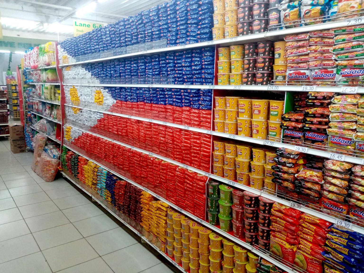 Bukidnon supermarket has a creative way of displaying the Philippine flag for Independence Day